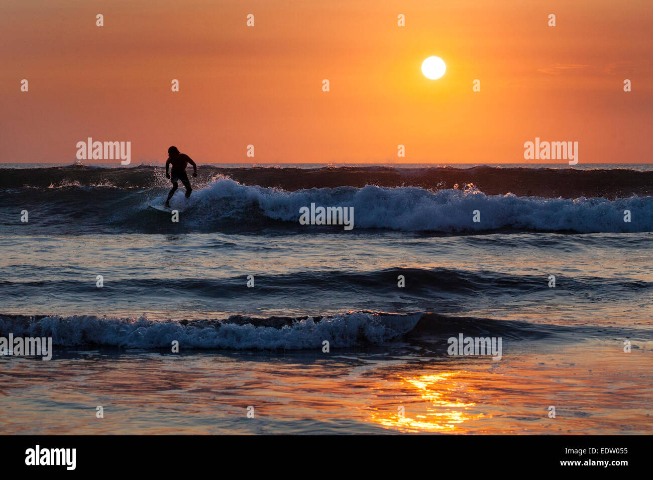 Surfer riding wave silhouetted hi-res stock photography and images - Alamy