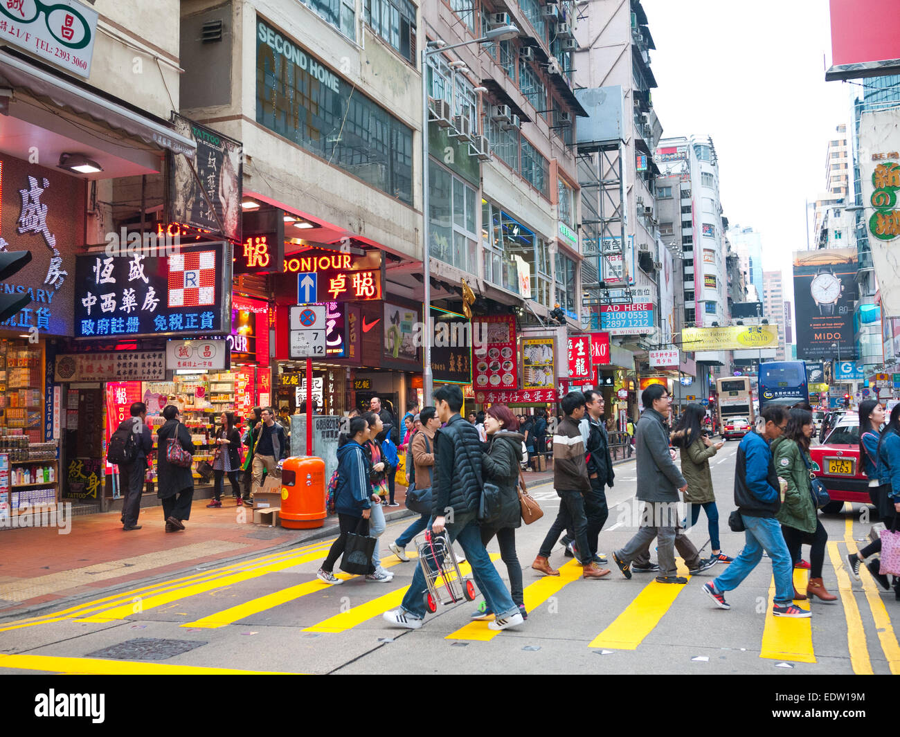 Hong Kong - People crossing street Stock Photo - Alamy