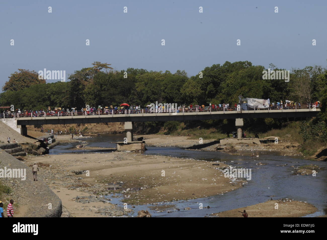 Dajabon, Dominican Republic. 9th Jan, 2014. People remain in a bridge ...