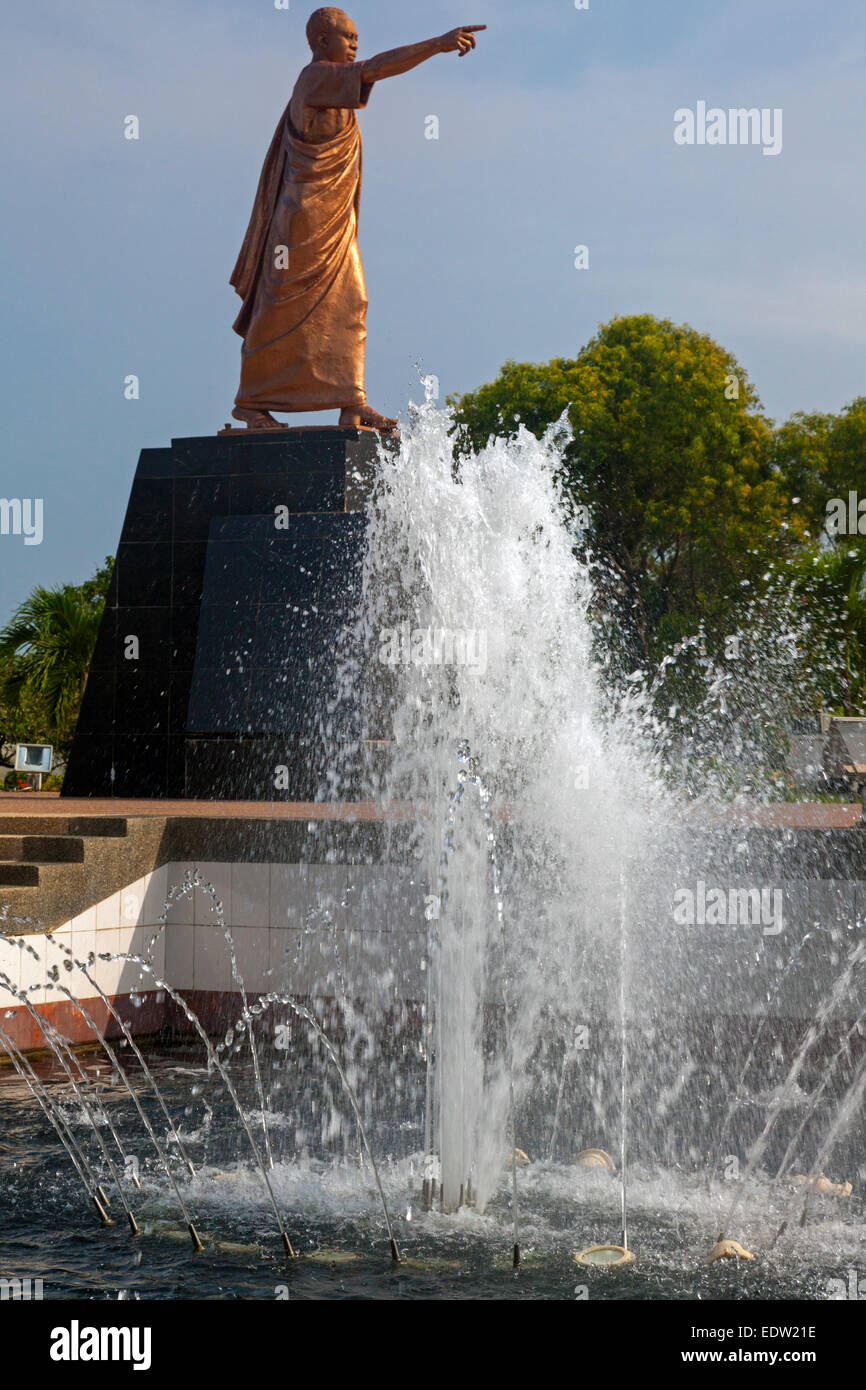 Kwame nkrumah statue hi-res stock photography and images - Alamy