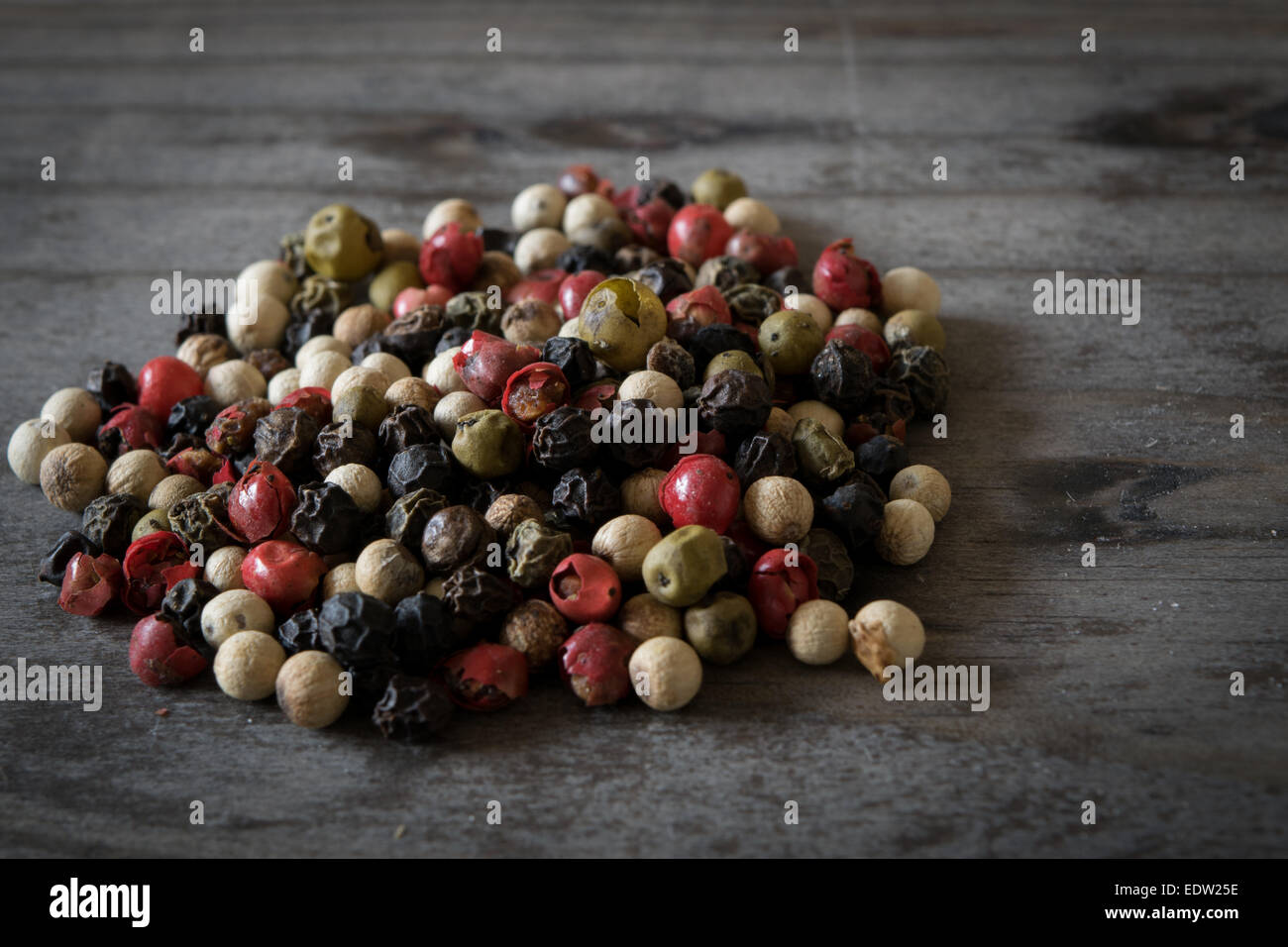 Pile of mixed color (colour) pepper corns Stock Photo - Alamy