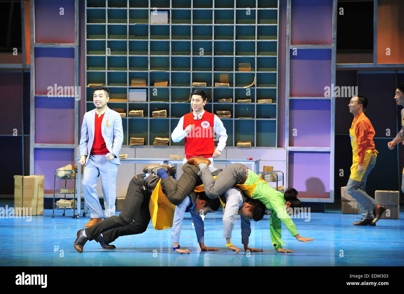 Actors on stage theatre musical hi-res stock photography and images - Alamy