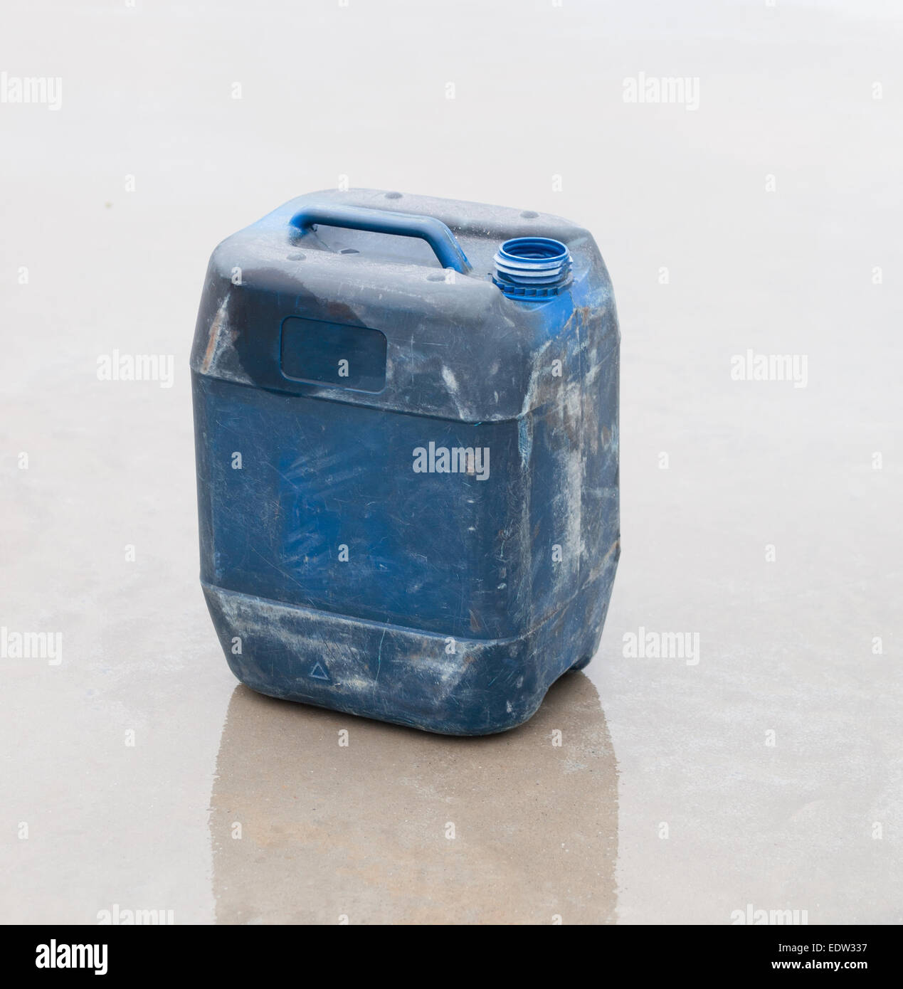 Plastic drum container hi-res stock photography and images - Alamy