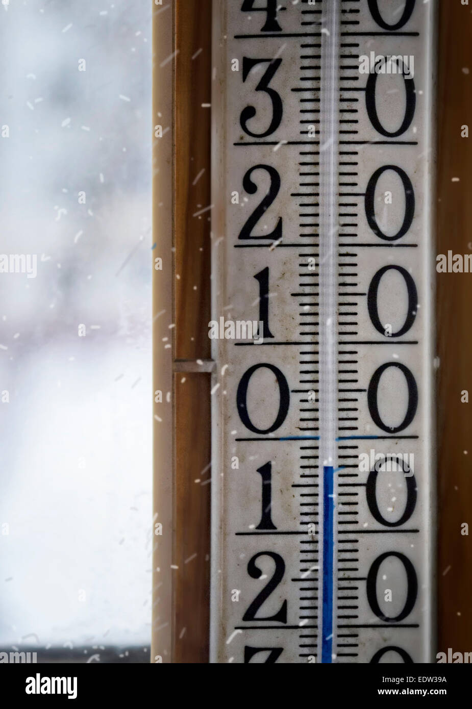 Measuring temperature outdoors hi-res stock photography and images - Alamy