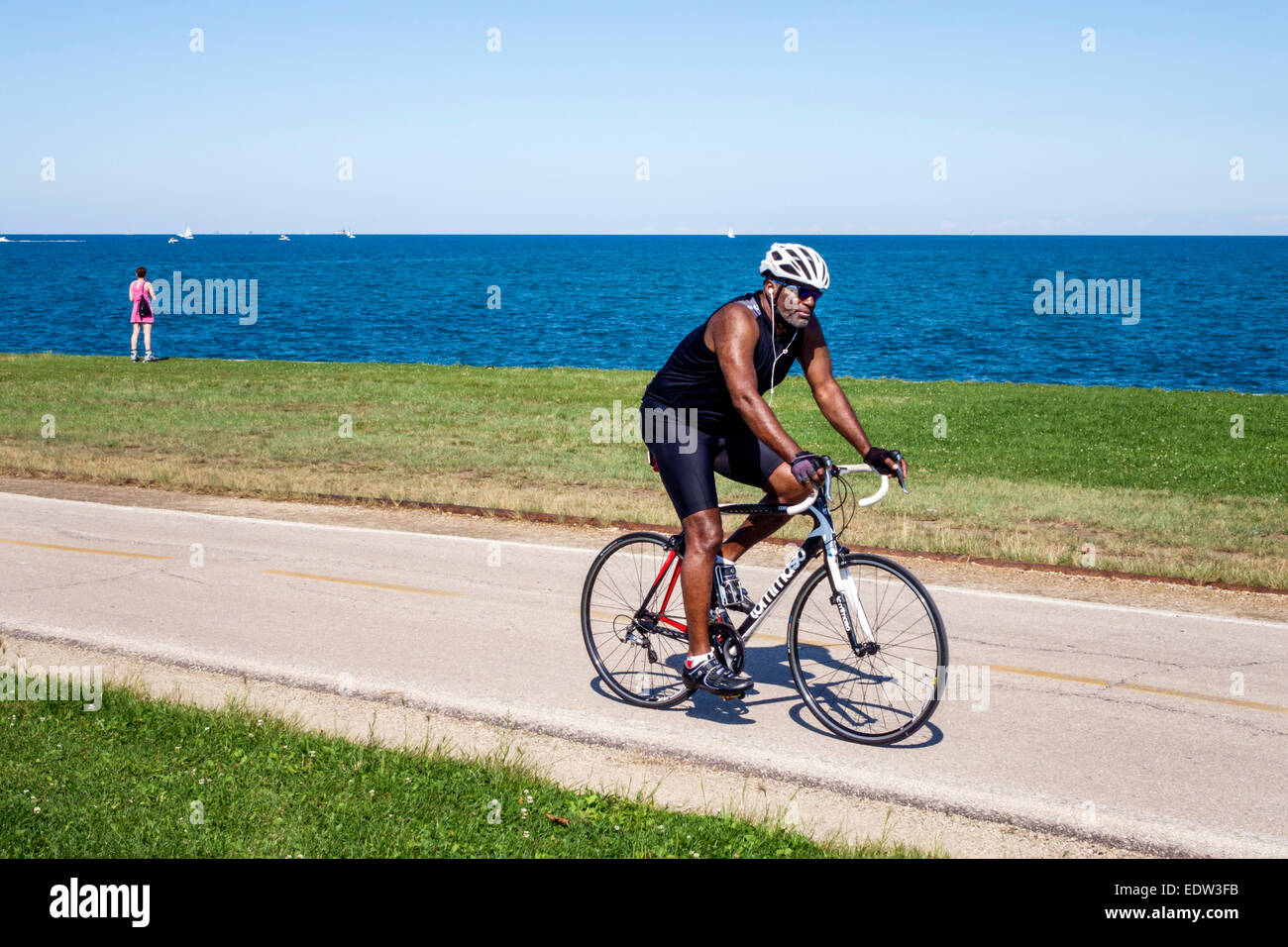 Biking on lakefront trail chicago hi-res stock photography and images ...