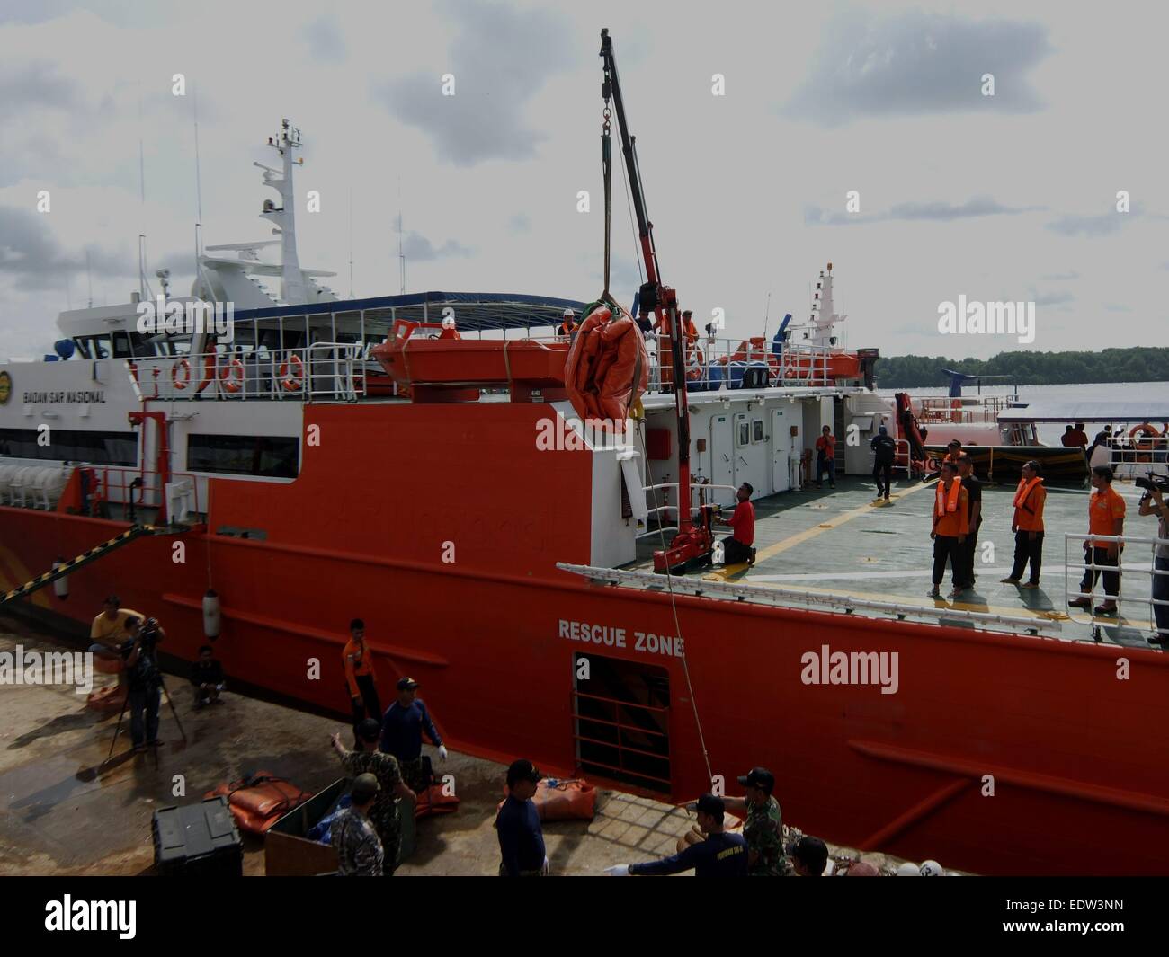 Pangkalan Bun, Indonesia. 10th Jan, 2015. Rescuers load equipments to ...