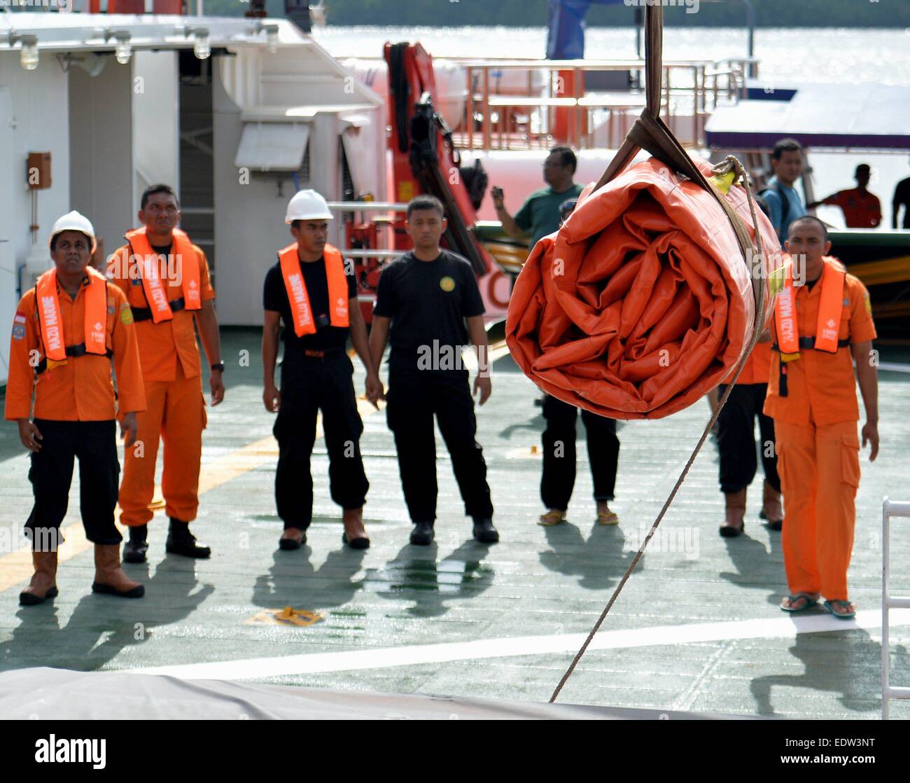 Pangkalan Bun, Indonesia. 10th Jan, 2015. Rescuers load equipments to ...