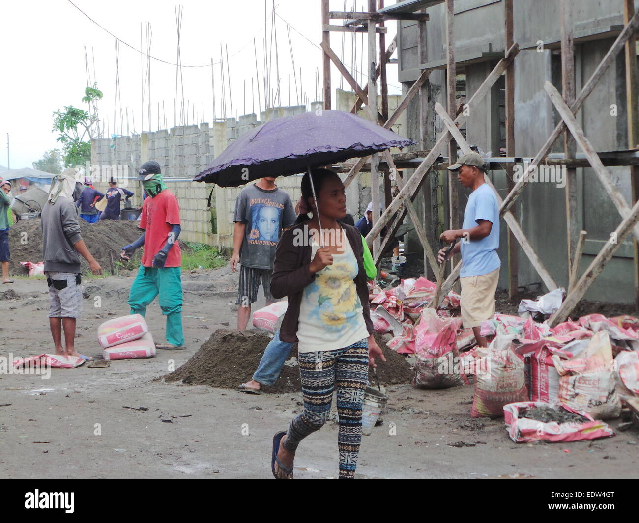 Mothers who are victims of Typhoon Haiyan in Palo, Leyte help in ...