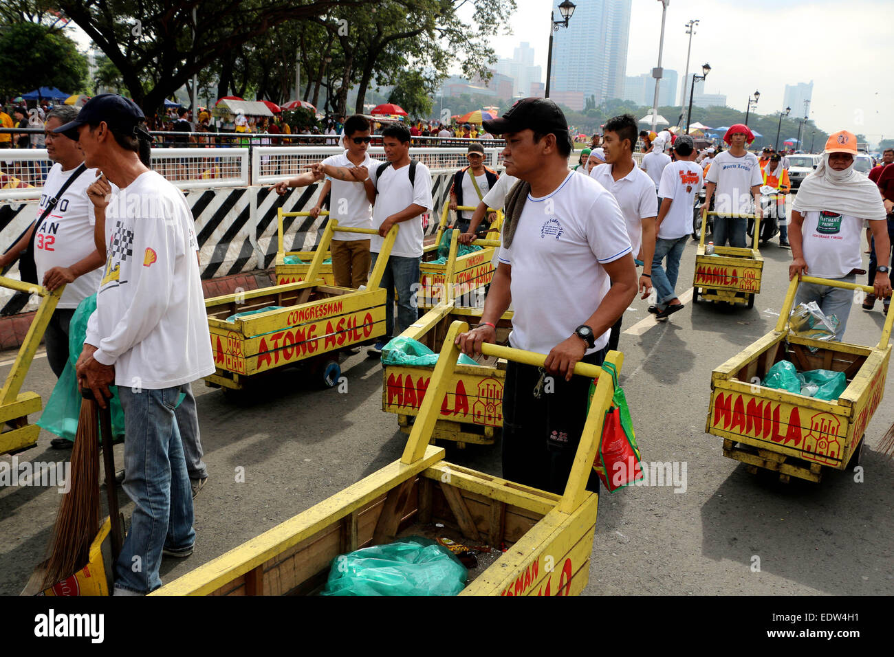 Manila, Philippines. 9th January, 2015. A workers of MMDA cleaning the ...