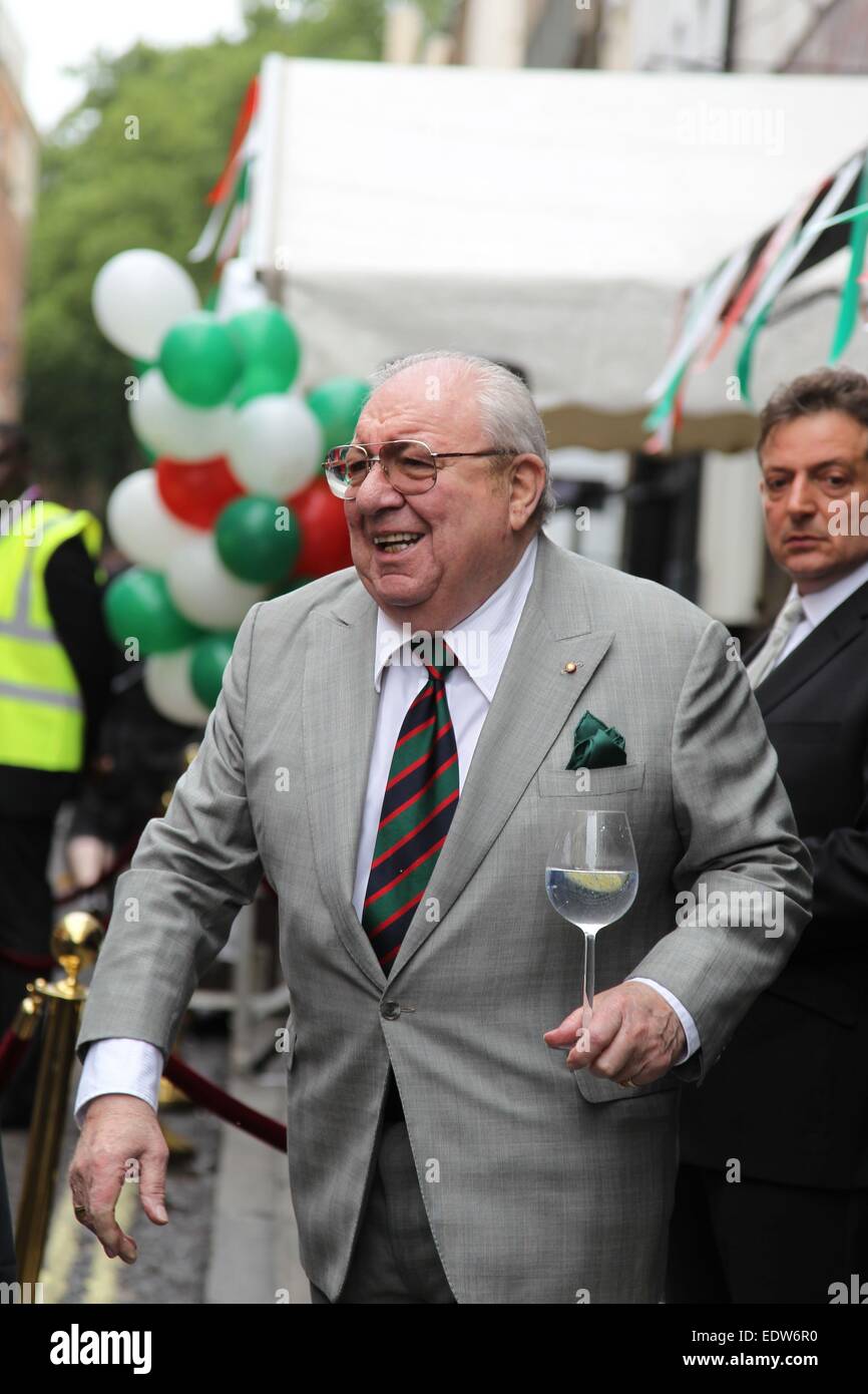 People celebrate on streets hi-res stock photography and images - Alamy