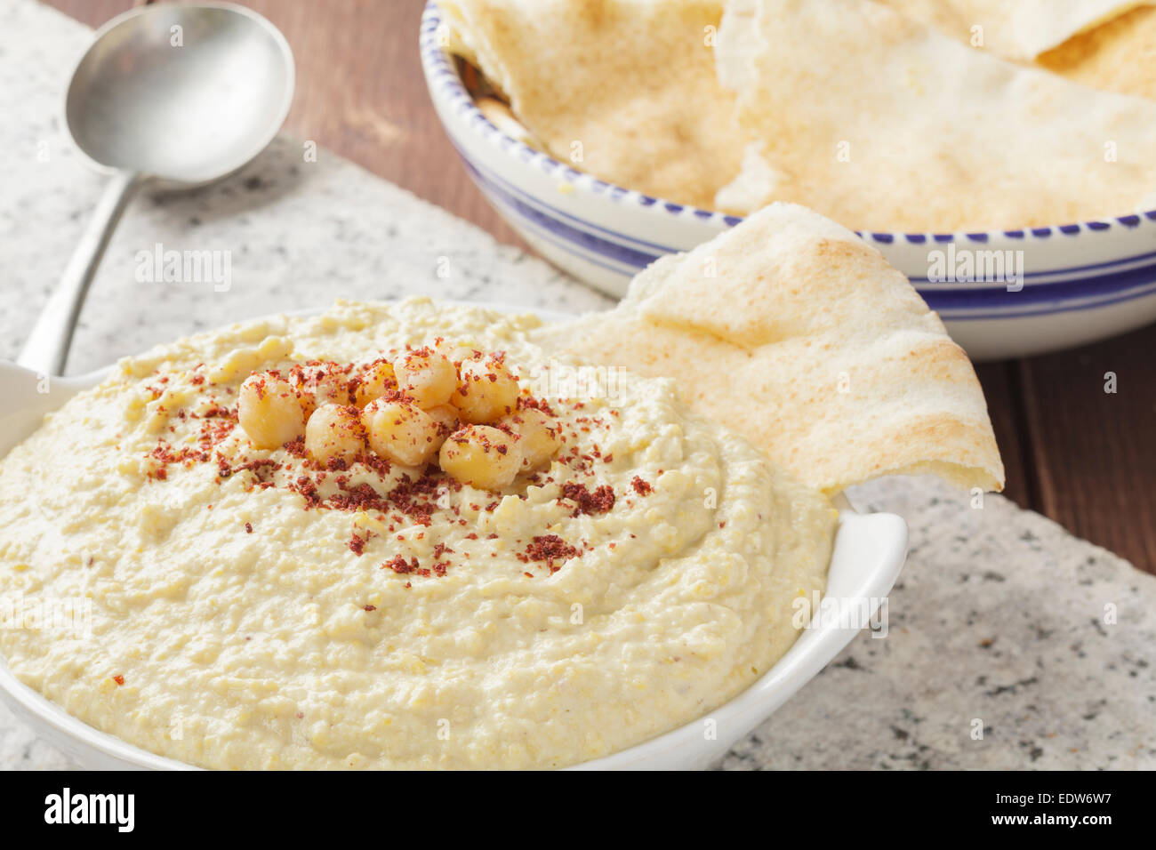 Hummus with sprinkling of sumac Stock Photo - Alamy