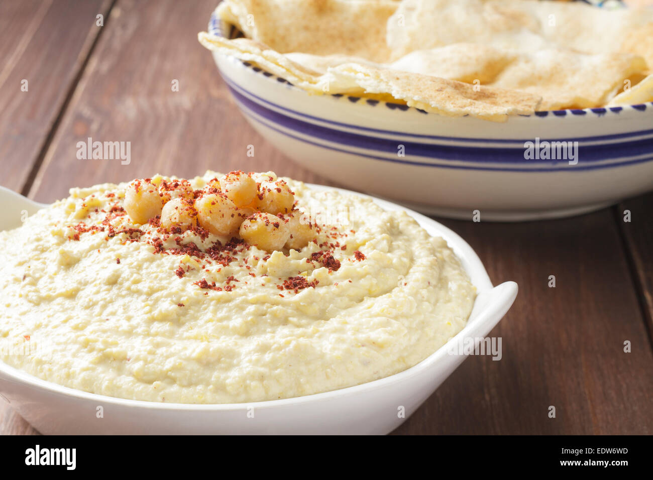 Hummus with sprinkling of sumac Stock Photo - Alamy