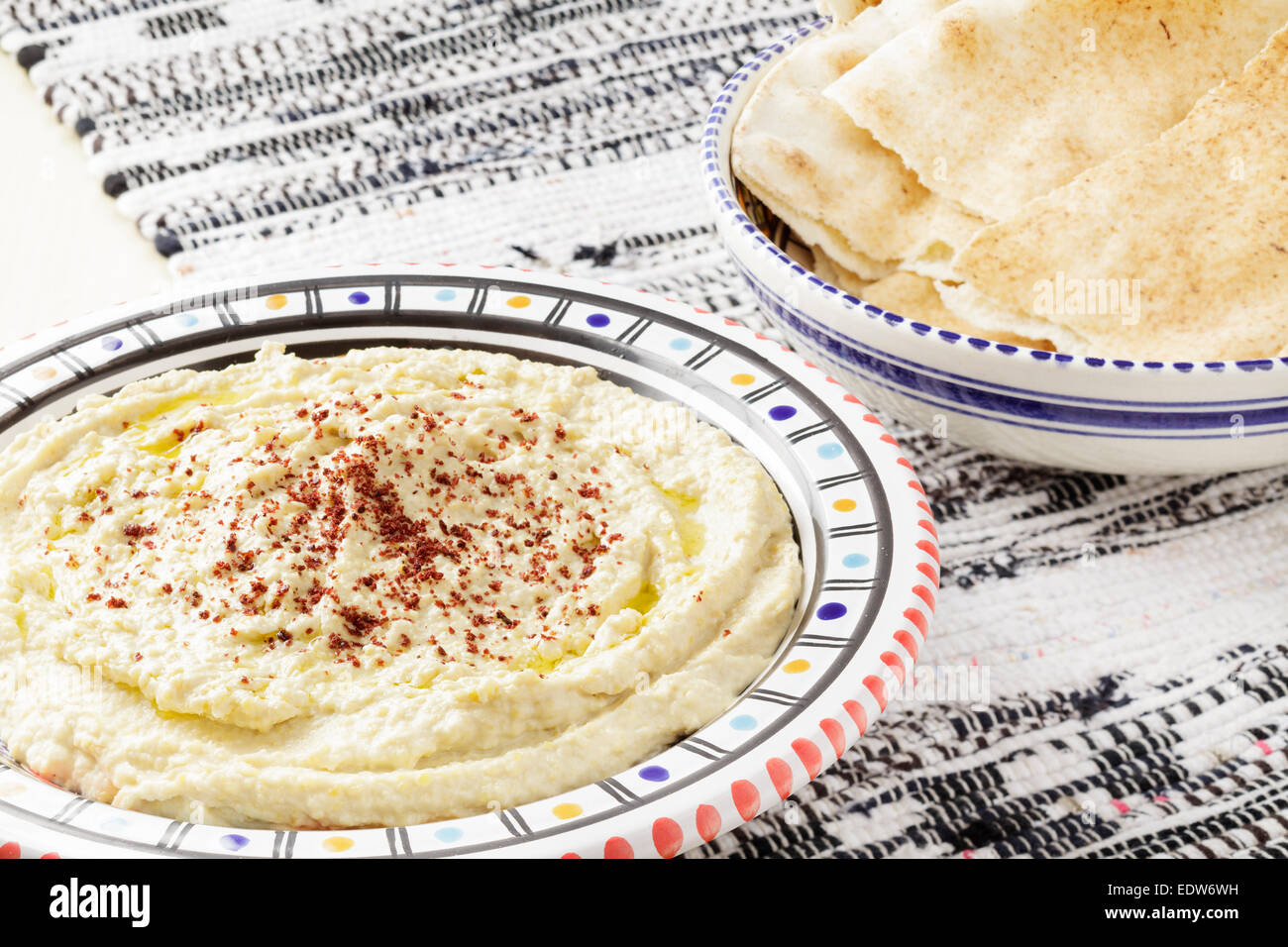 Hummus with sprinkling of sumac Stock Photo - Alamy