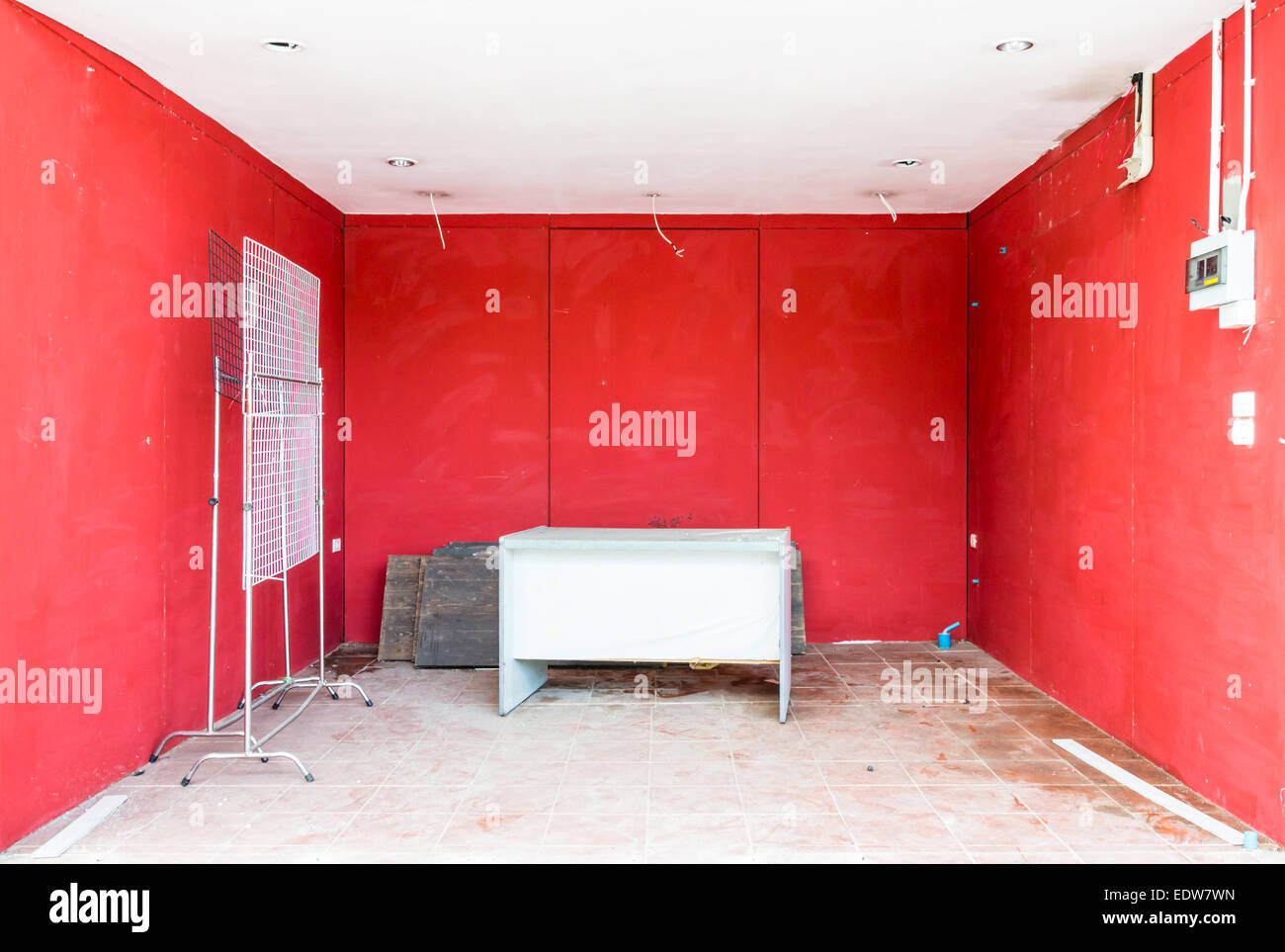 Empty modern shop of the urban plaza Stock Photo - Alamy