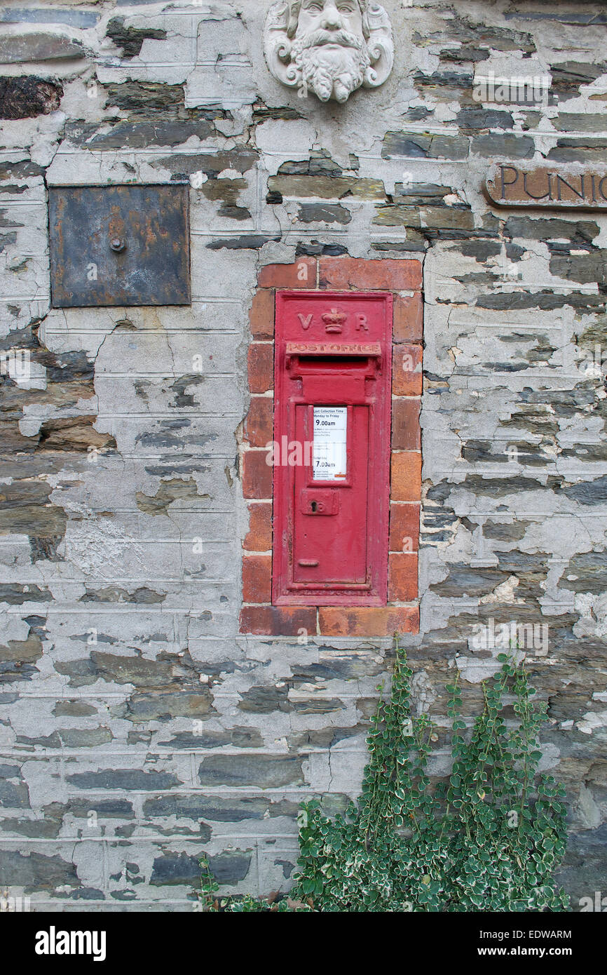 QUEEN VICTORIA POST BOX Stock Photo - Alamy