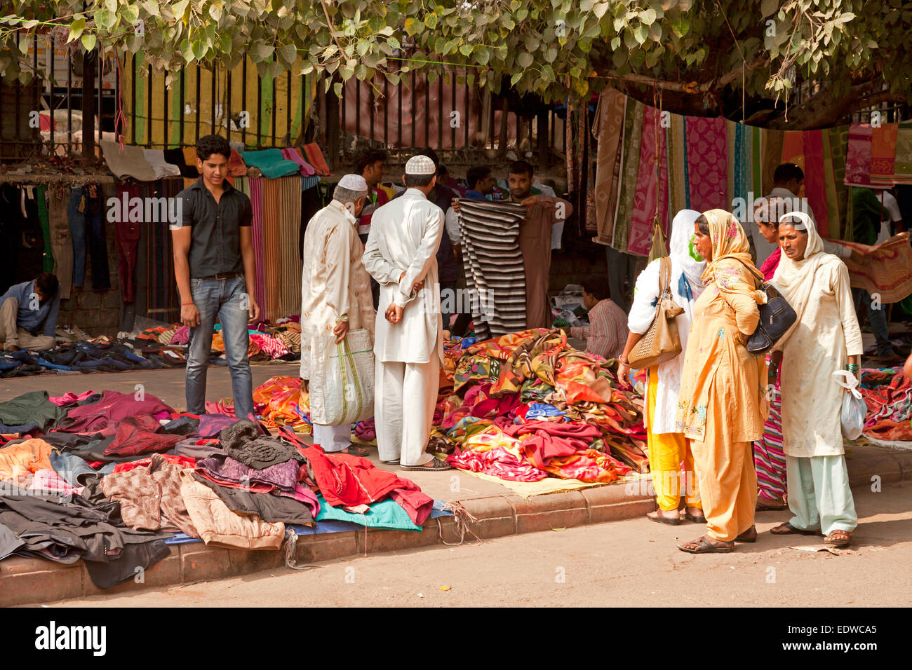 Street cloth shop hi-res stock photography and images - Alamy