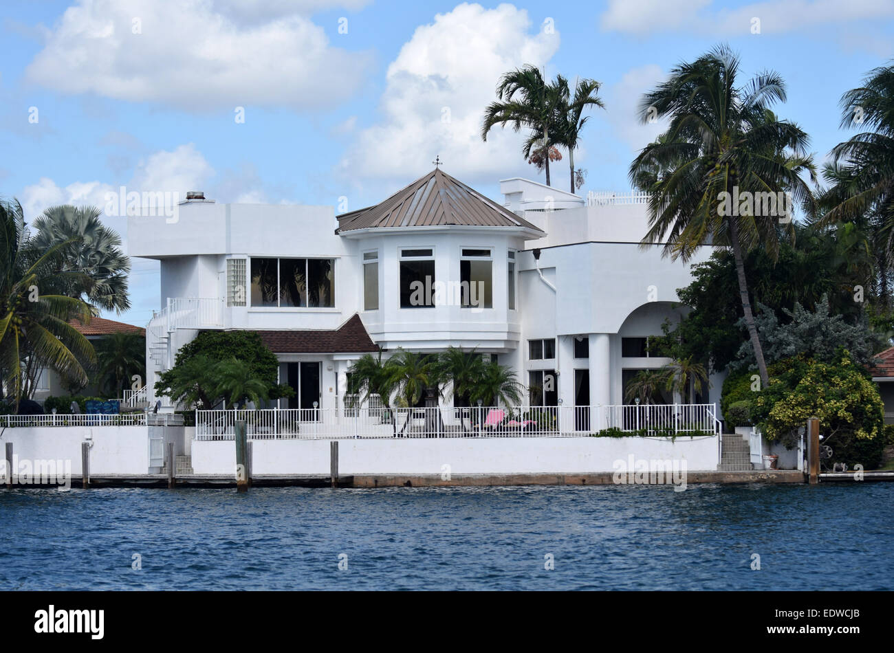 Luxury waterfront mansion in tropical Florida Stock Photo - Alamy