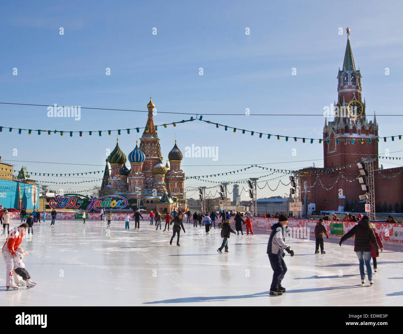 Moscow, skating-rink on Red square, St. Basil's (Pokrovskiy) cathedral ...