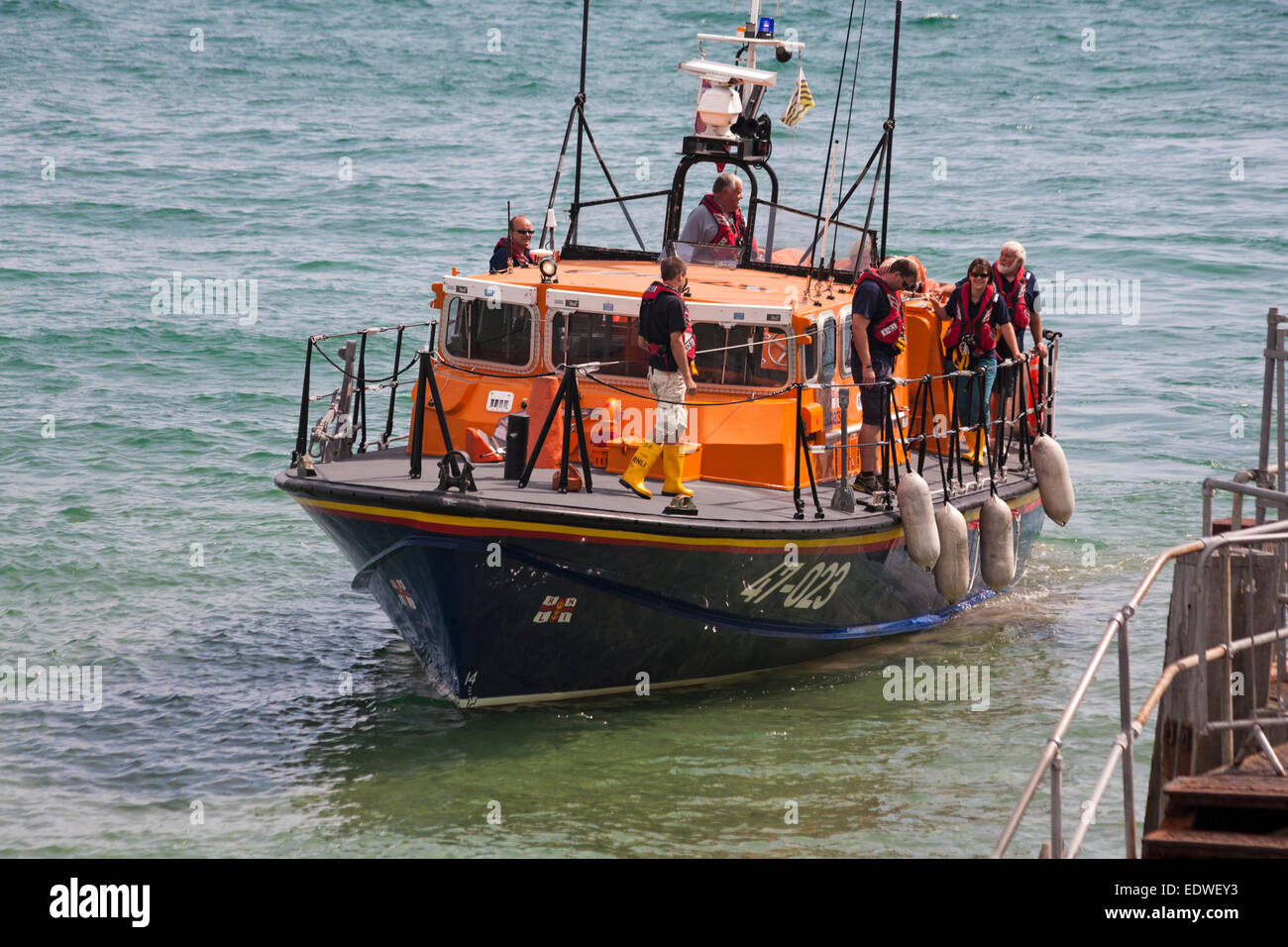 RNLI lifeboat 47-023 City of Sheffield approaching Bournemouth Pier ...