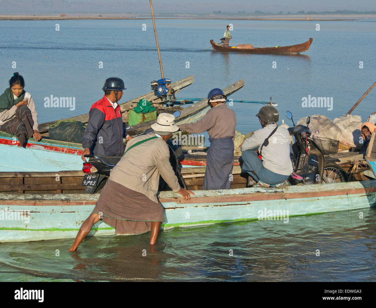 River loading hi-res stock photography and images - Alamy