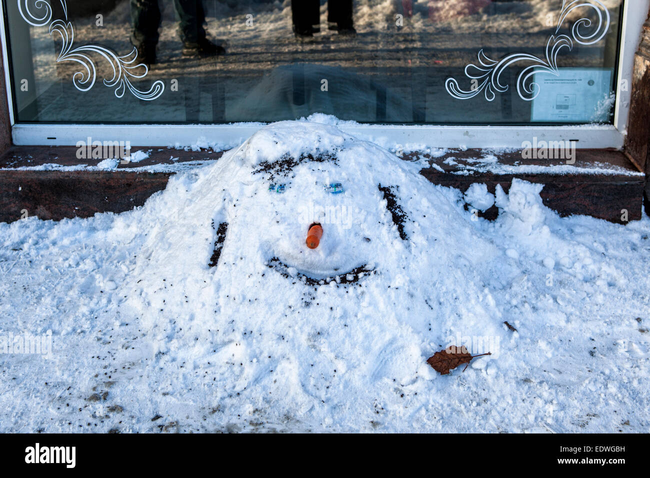 Snowman in street hi-res stock photography and images - Alamy