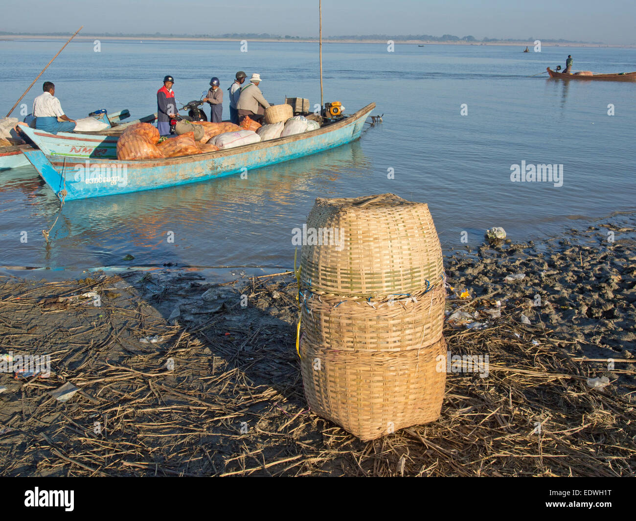 Boatmen hi-res stock photography and images - Alamy