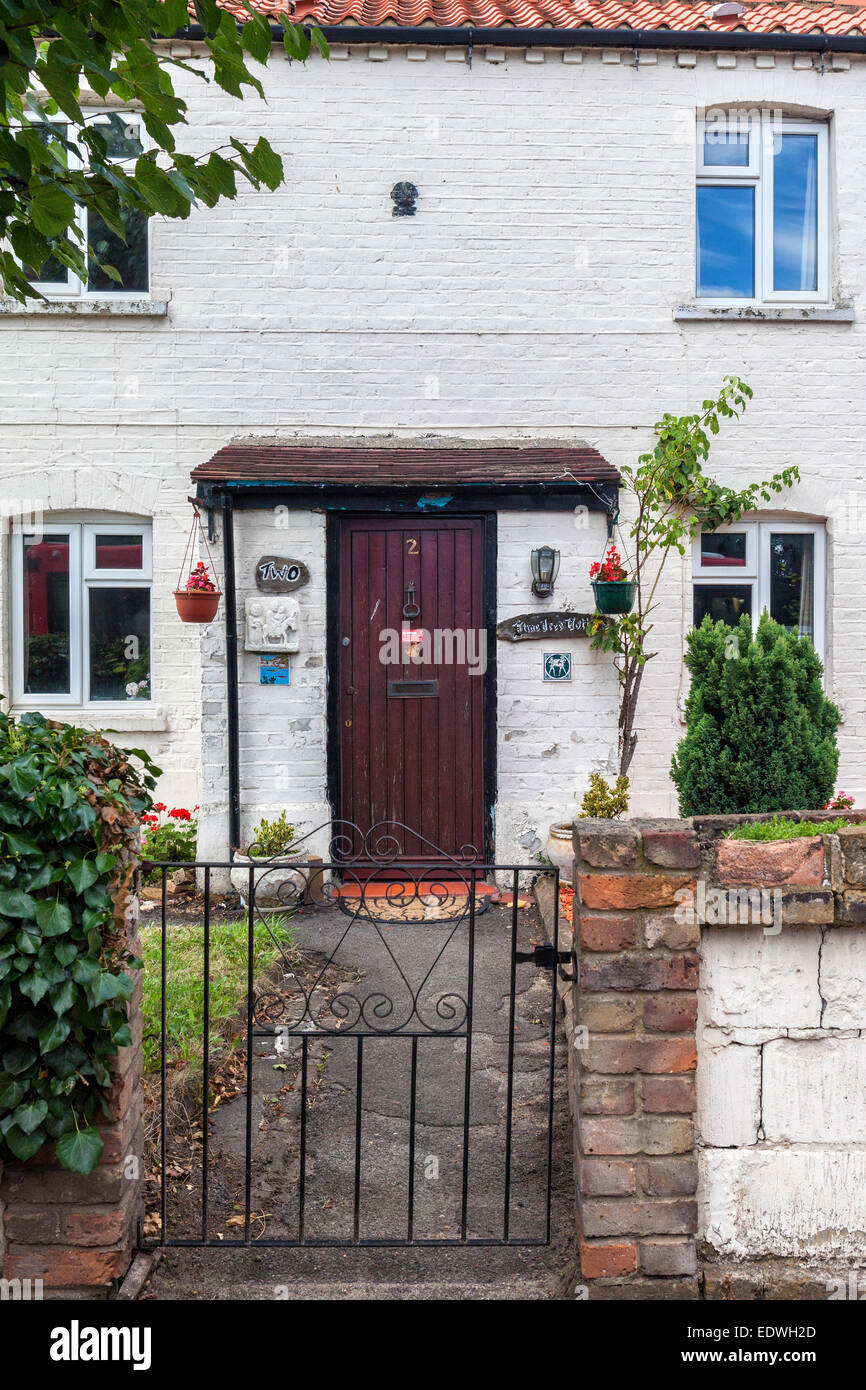 Typical english cottage hi-res stock photography and images - Alamy