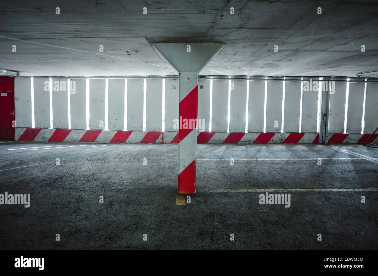 Empty house garage hi-res stock photography and images - Alamy