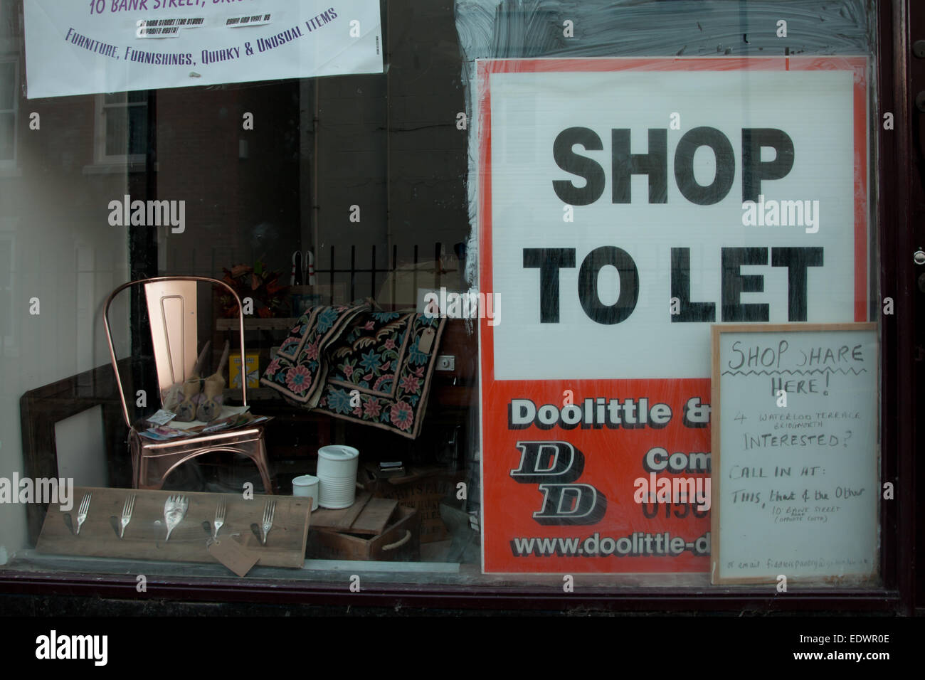 'Shop to let' sign in an empty or vacant shop window, Bridgnorth ...