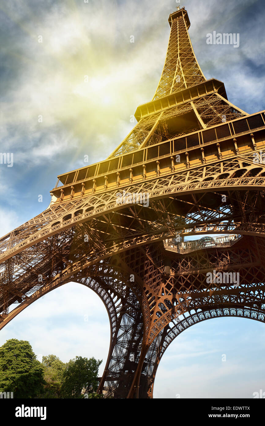 Construction of eiffel tower process hi-res stock photography and ...