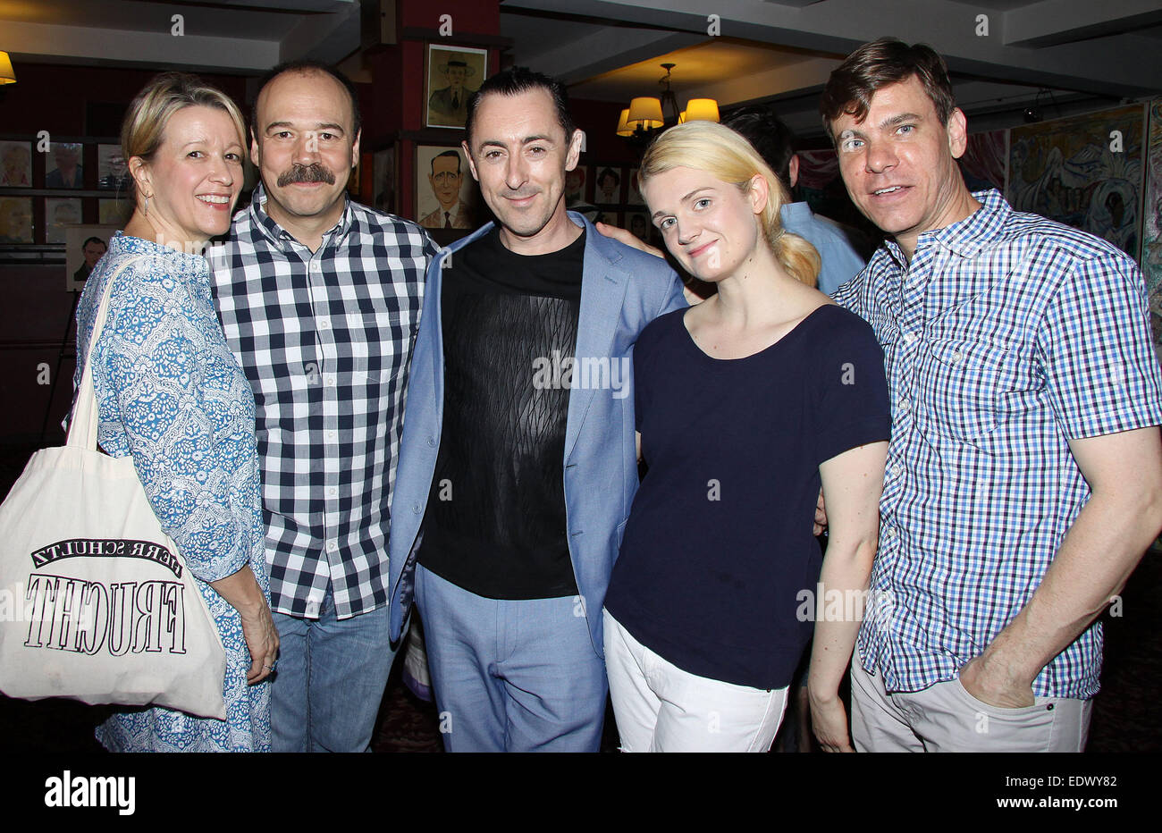 Alan Cumming receives his portrait at famed theatre district eatery ...