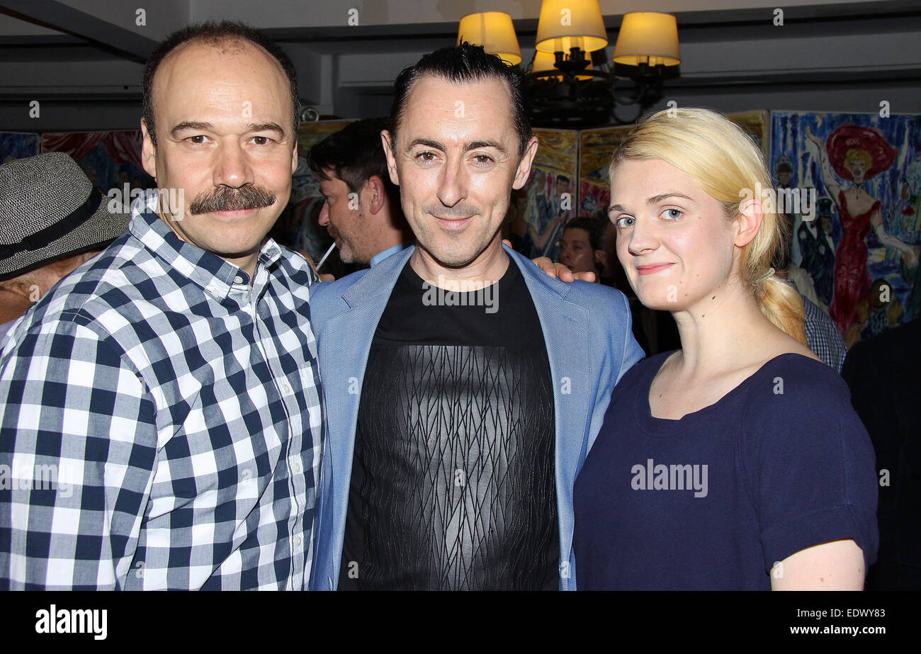 Alan Cumming receives his portrait at famed theatre district eatery ...