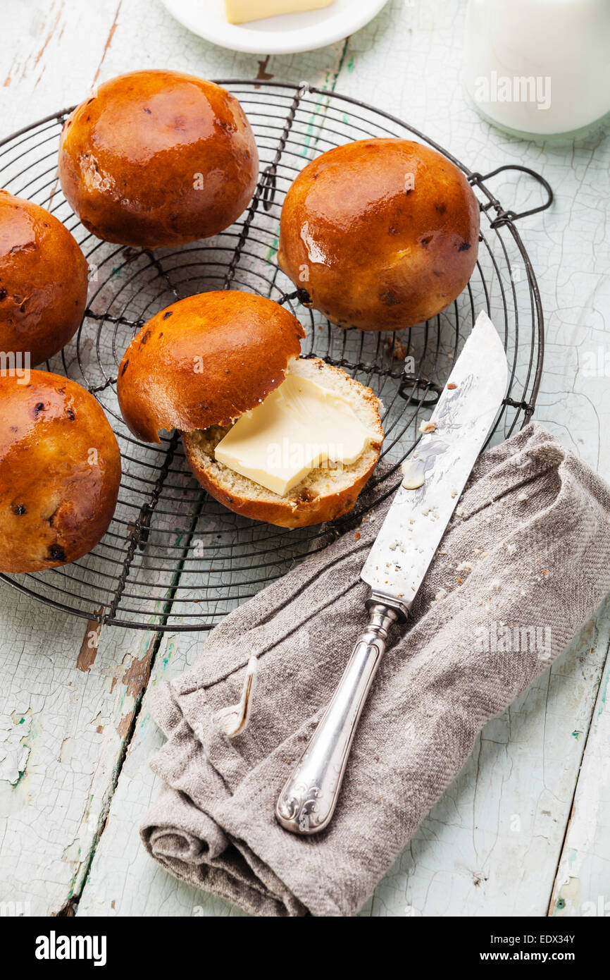 Fresh baked on wire rack hi-res stock photography and images - Alamy
