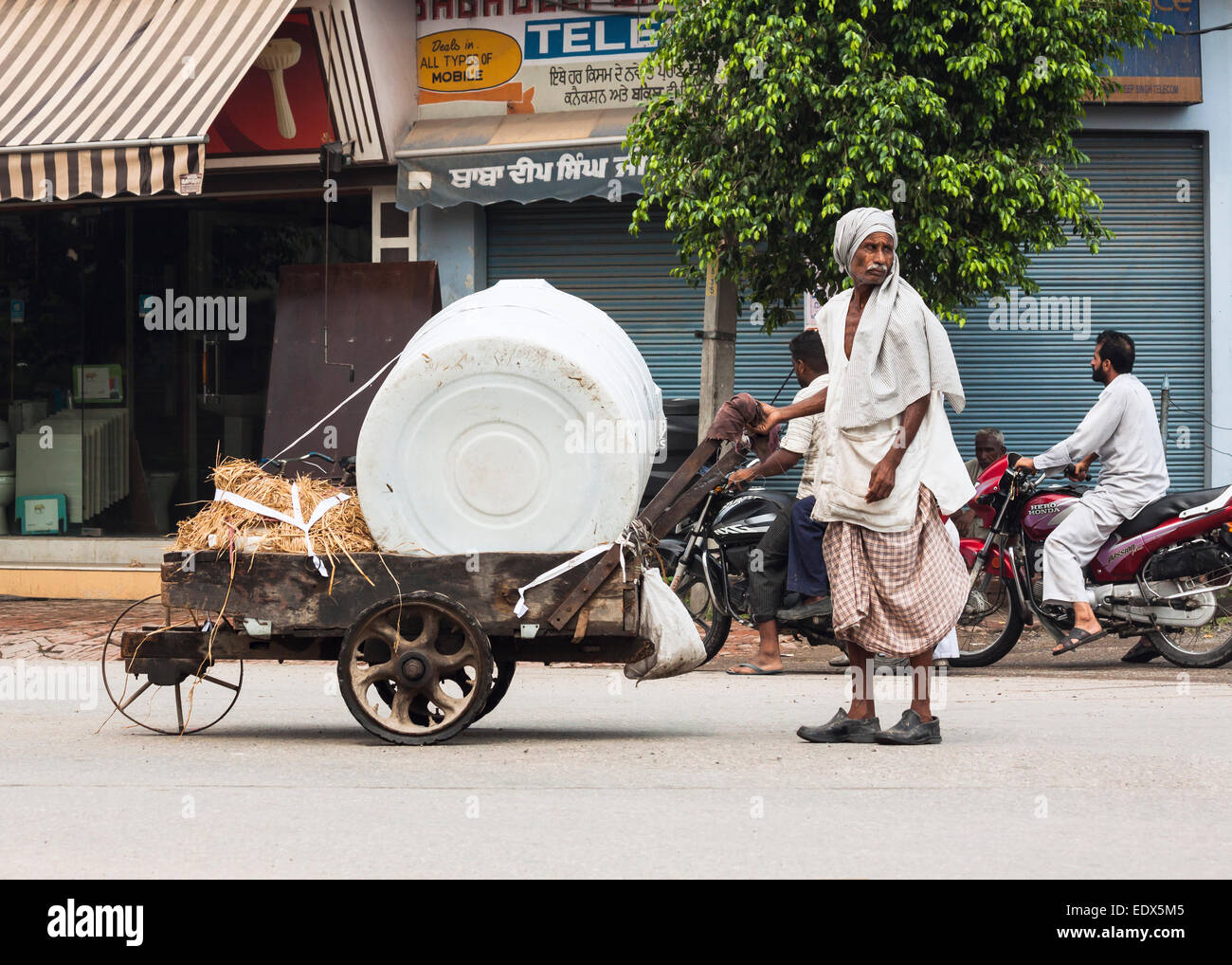 A poor man poshing cart in Amritsar, India Stock Photo - Alamy