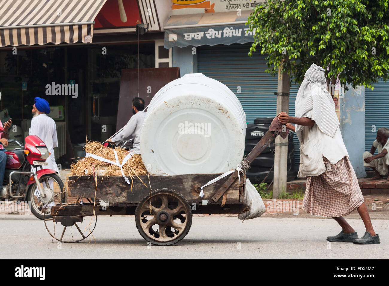 A Poor Man Poshing Cart In Amritsar India Stock Photo Alamy a-poor-man-poshing-cart-in-amritsar-india-stock-photo-alamy
