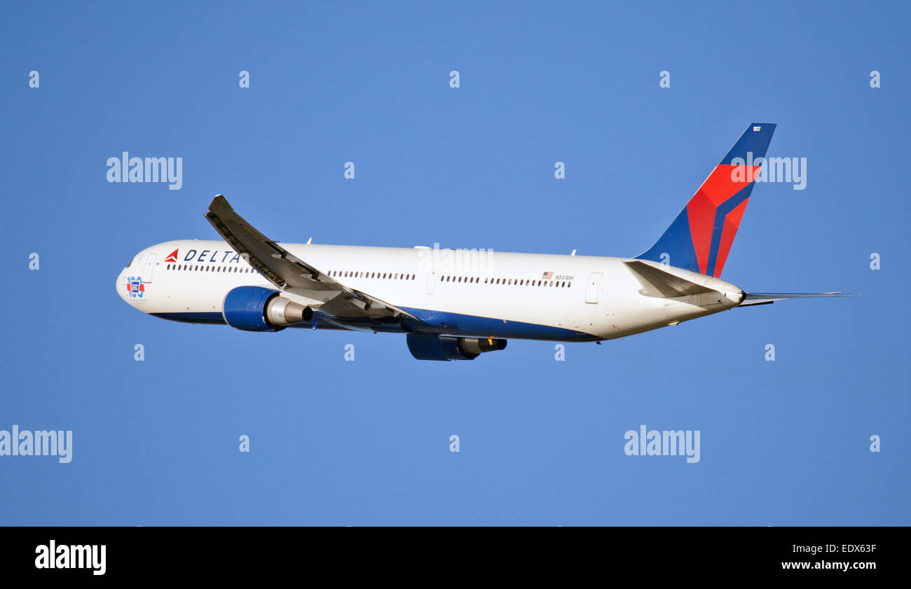 Delta 767 winglets hi-res stock photography and images - Alamy