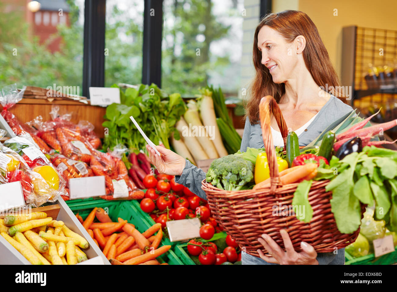 Shopping grocery store with a list hi-res stock photography and images ...
