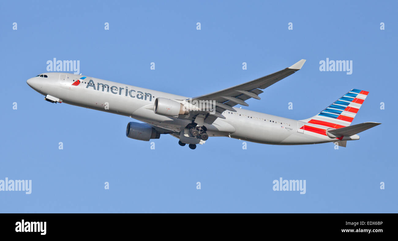 American airlines airbus a330 hi-res stock photography and images - Alamy
