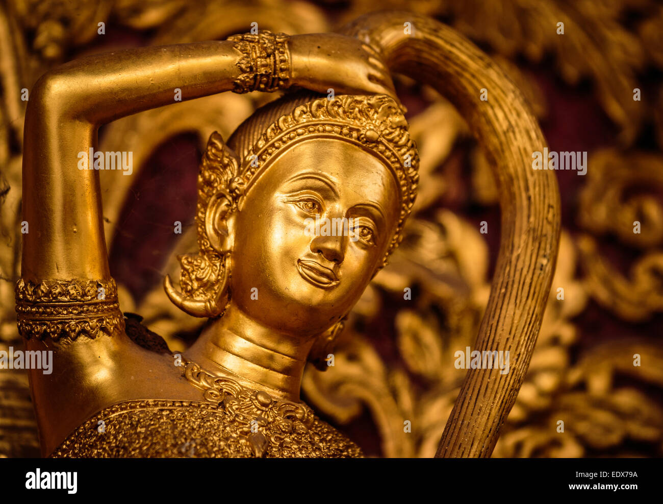 Golden female statue hi-res stock photography and images - Alamy