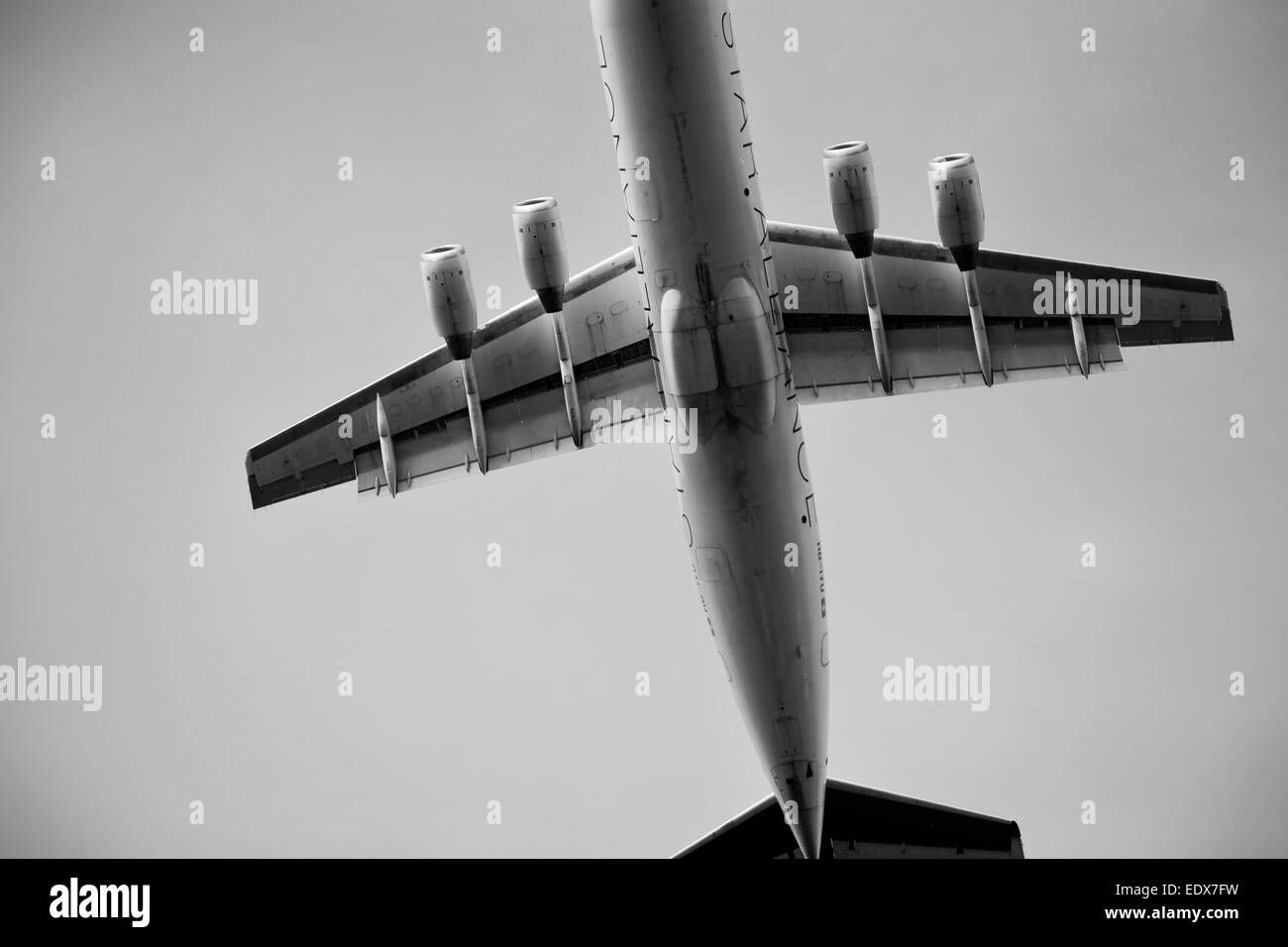Passenger airplane travel jet Black and White Stock Photos & Images - Alamy