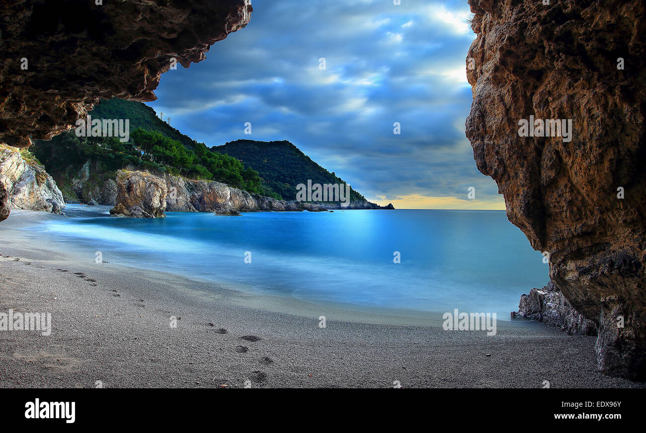 Spiaggia con vista sul mare ripresa dall'interno di una grotta a Marina ...
