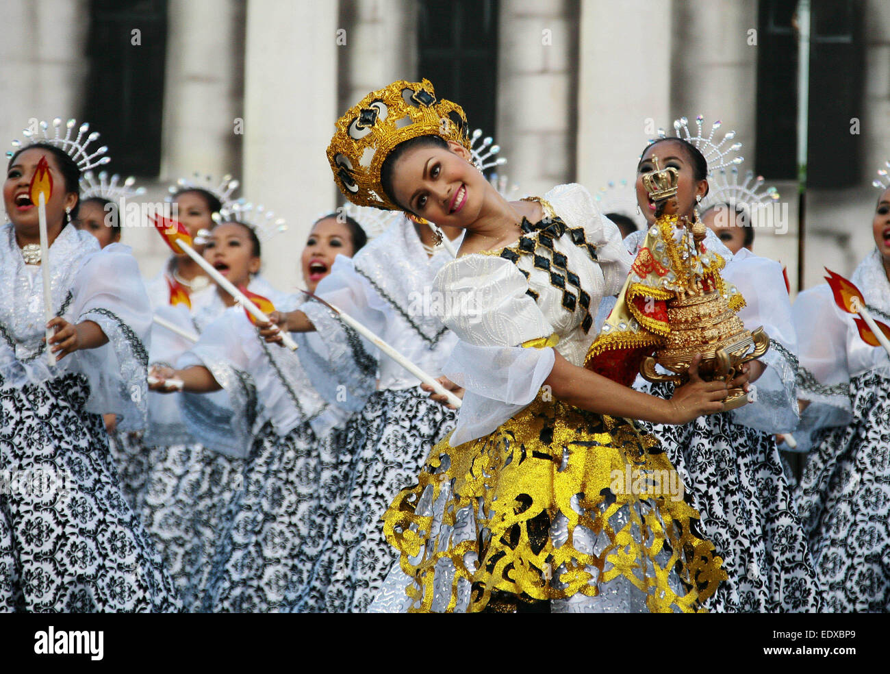 (150111) -- CEBU, Jan. 11, 2015 (Xinhua) -- Students wearing colorful ...