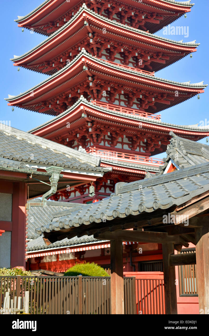 Traditional Japanese architecture, Sensoji Temple in Asakusa, Tokyo ...