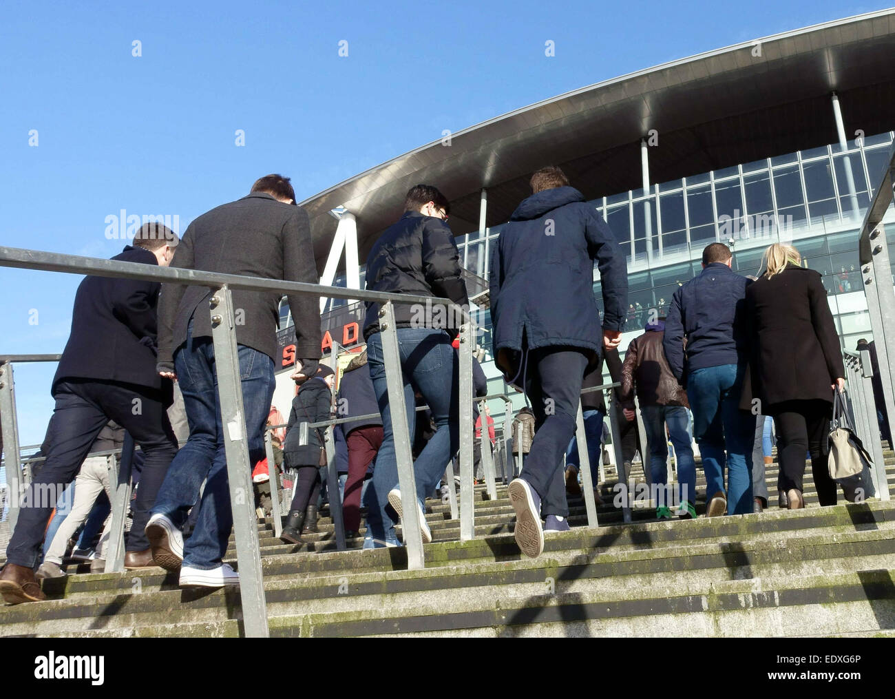 Arsenal football stadium crowd hi-res stock photography and images - Alamy