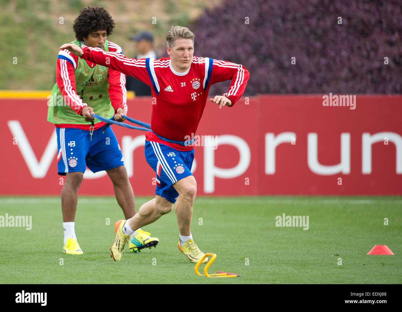 Doha, Qatar. 11th Jan, 2015. Munich's players Dante (L) and Bastian ...