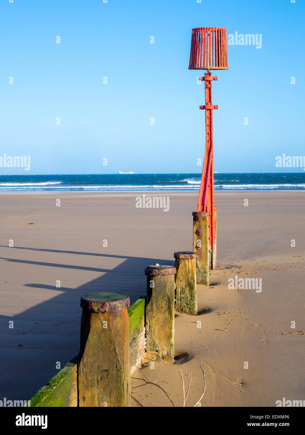A fixed groyne marker navigation aid for guidance of boats when the ...