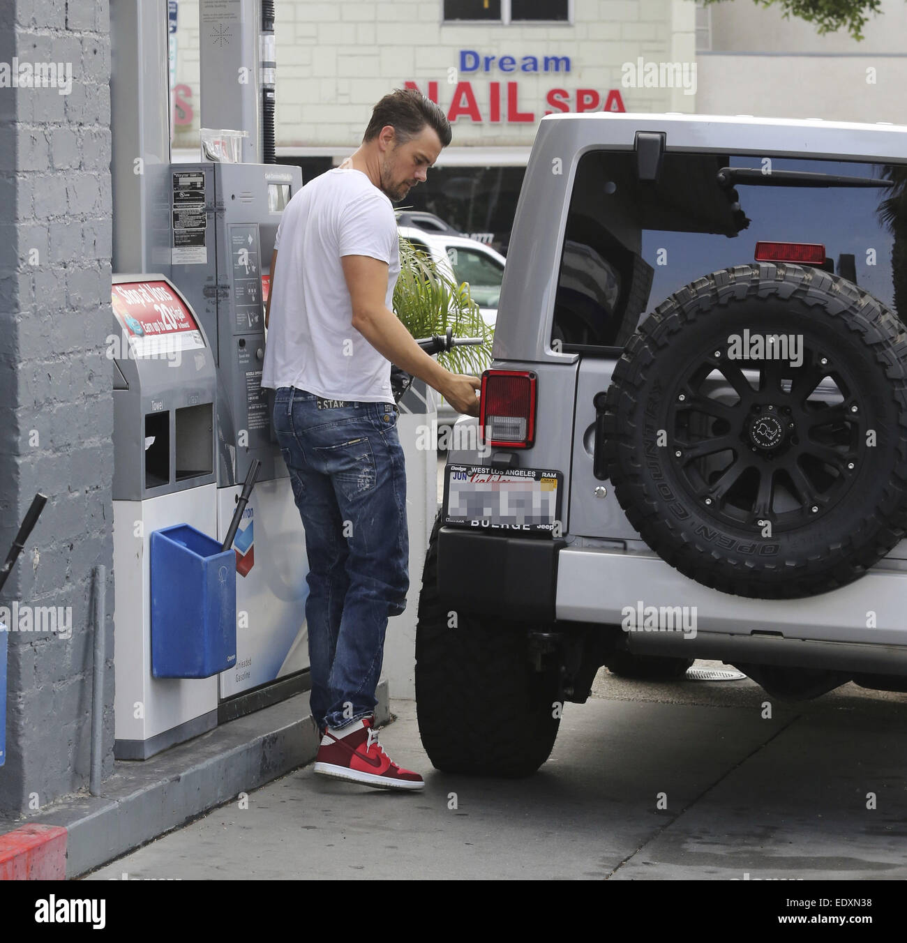 Josh Duhamel pumps his own gas at a station in Brentwood Featuring ...