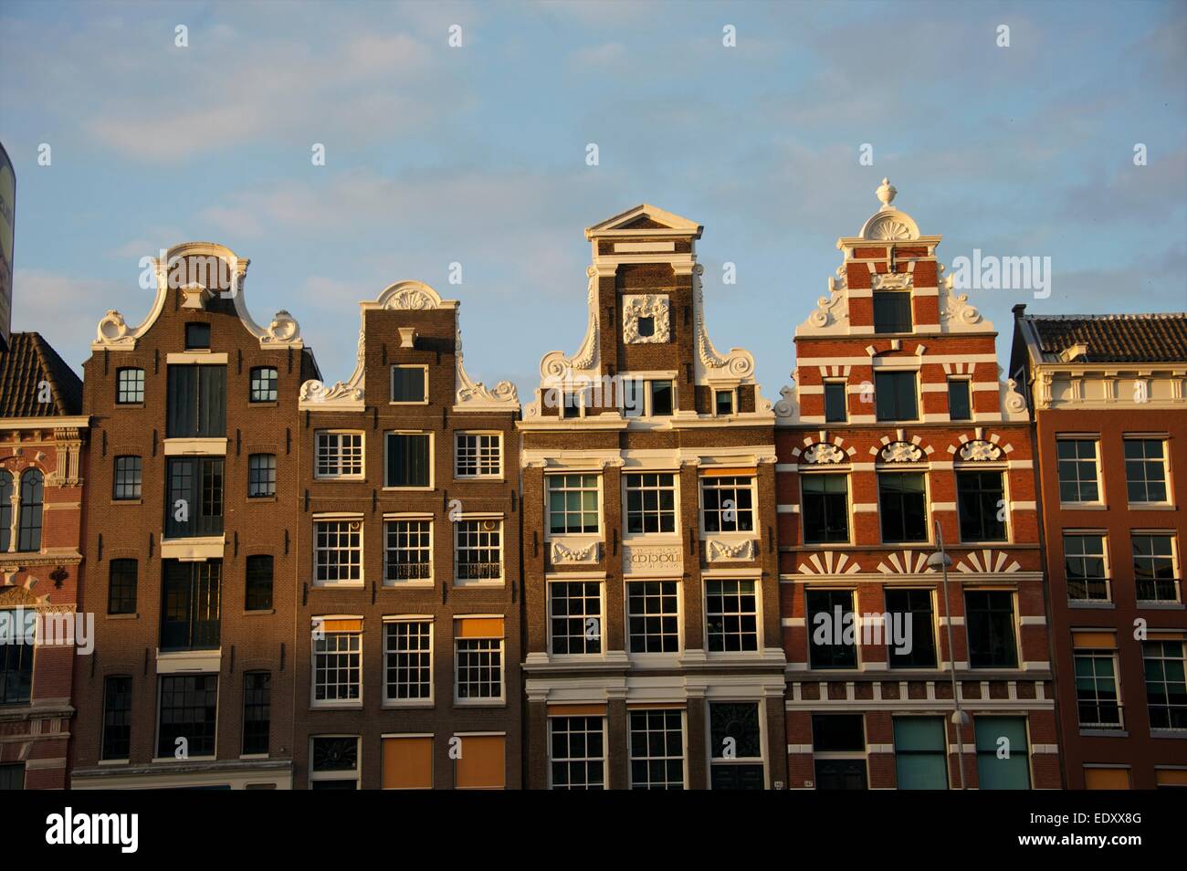 Fachadas de edificios de amsterdam hi-res stock photography and images ...