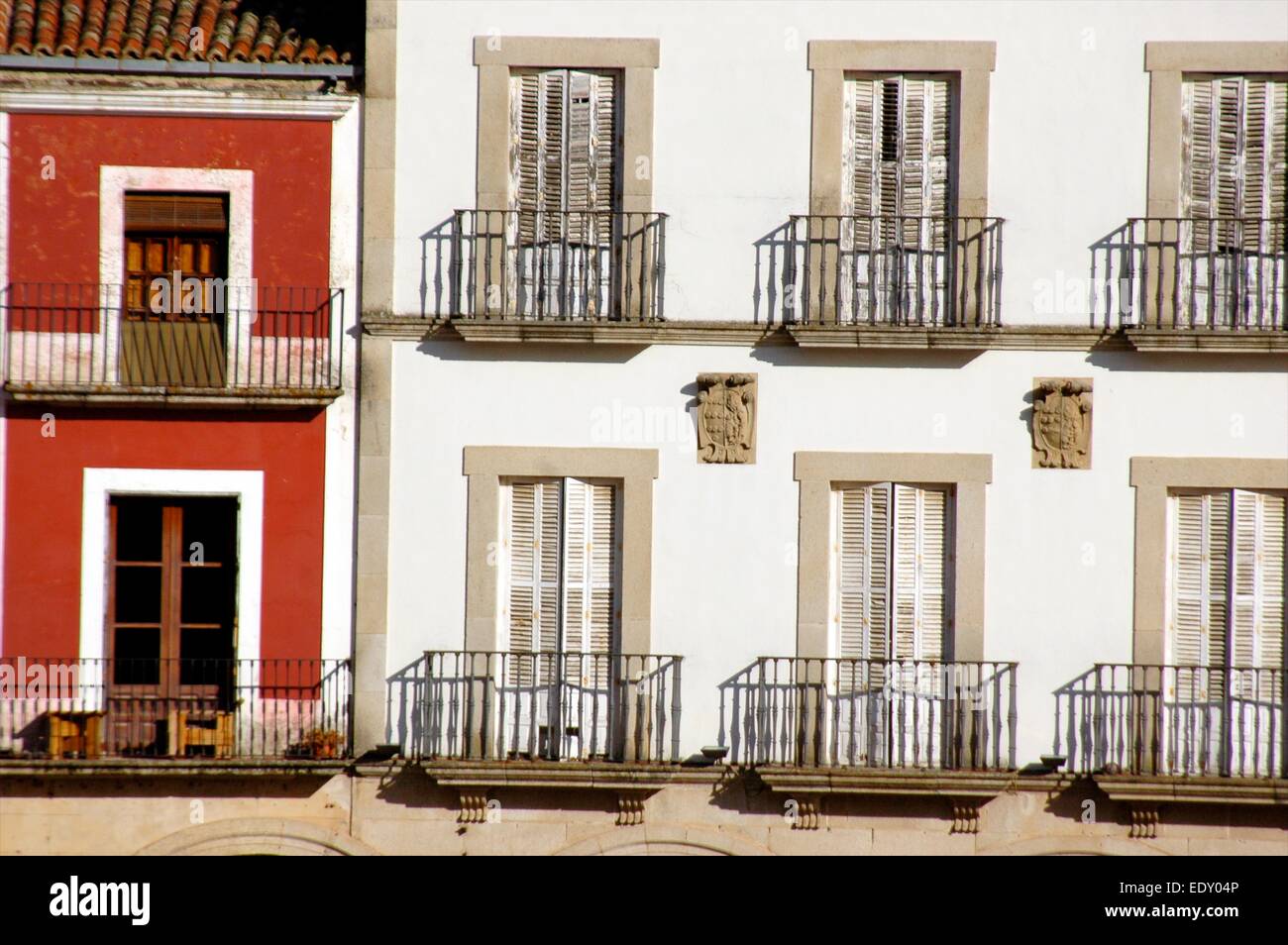 Edificio blanco techo rojo hi-res stock photography and images - Alamy