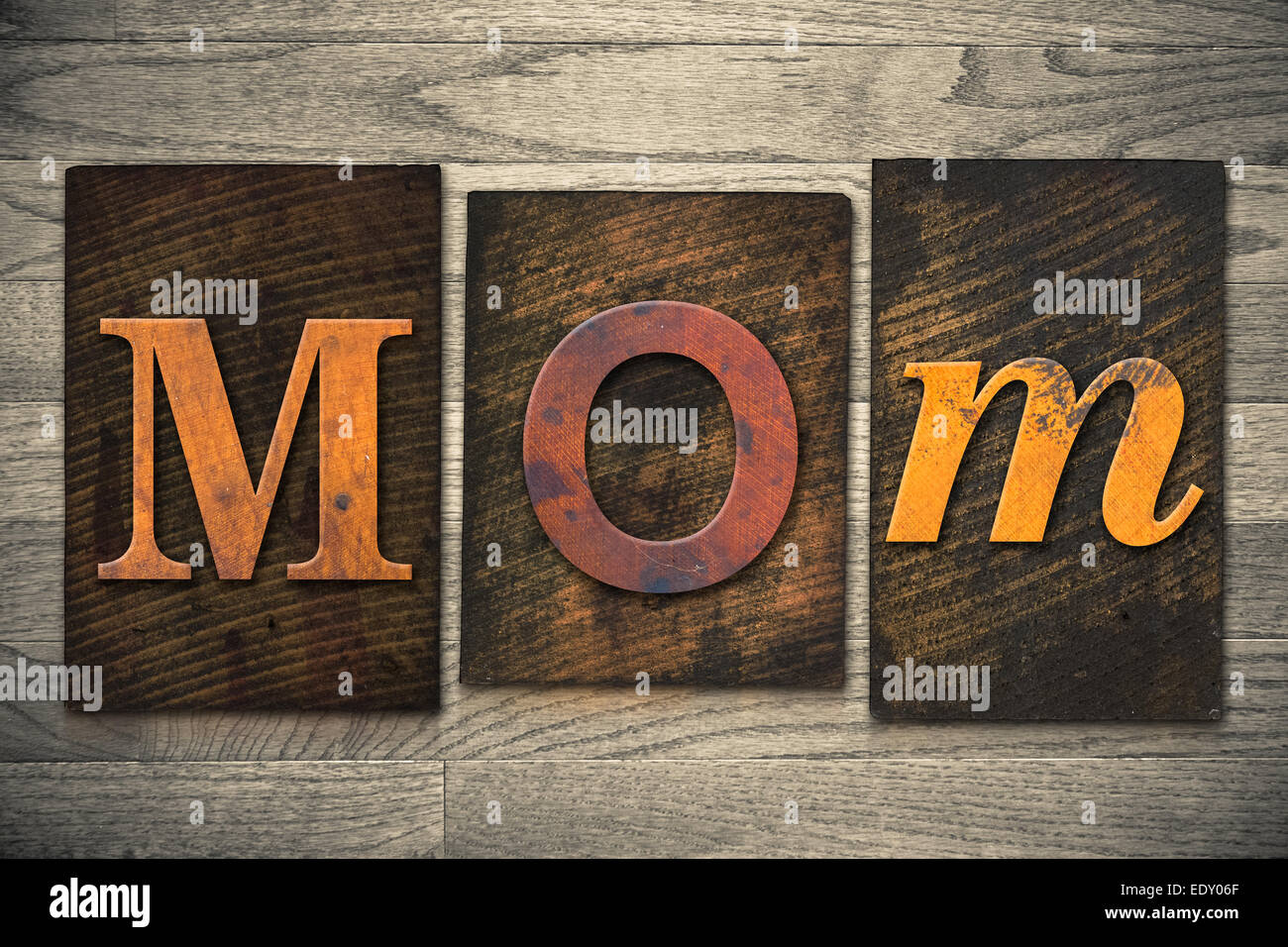 The word "MOM" written in wooden letterpress type Stock Photo - Alamy